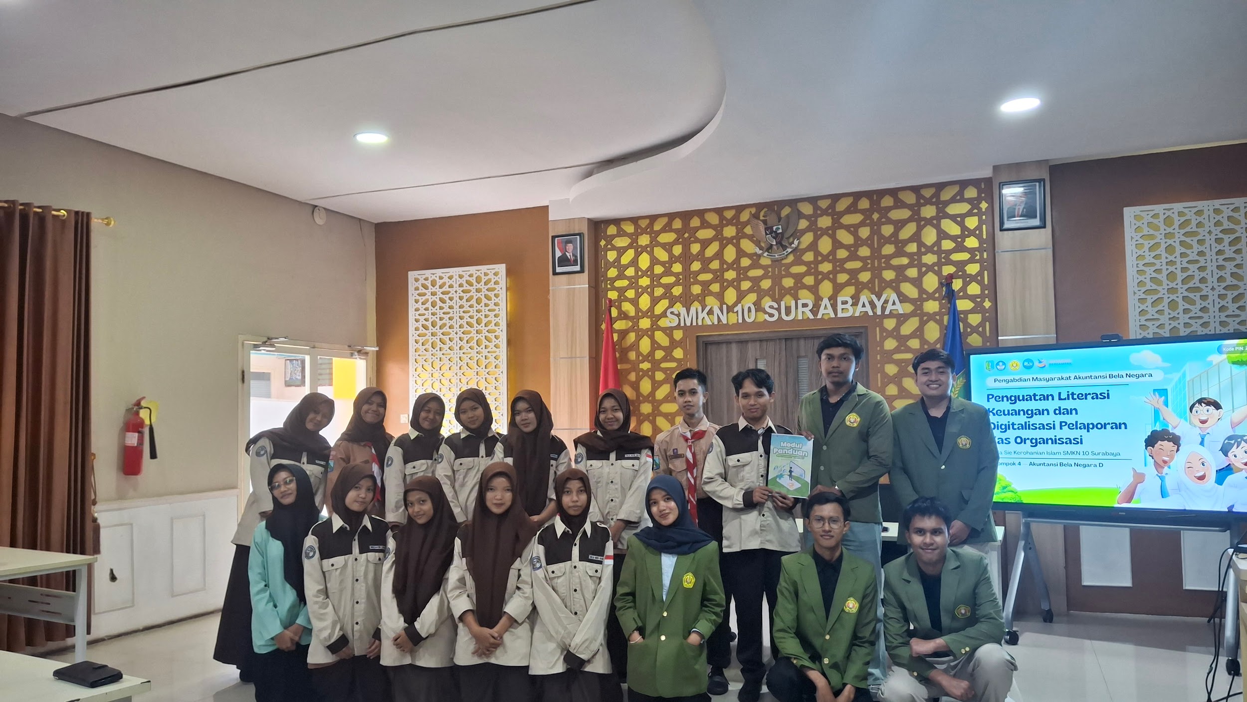 Mahasiswa Akuntansi UPNVJT: Digitalisasi Laporan Keuangan SKI SMKN 10 ...